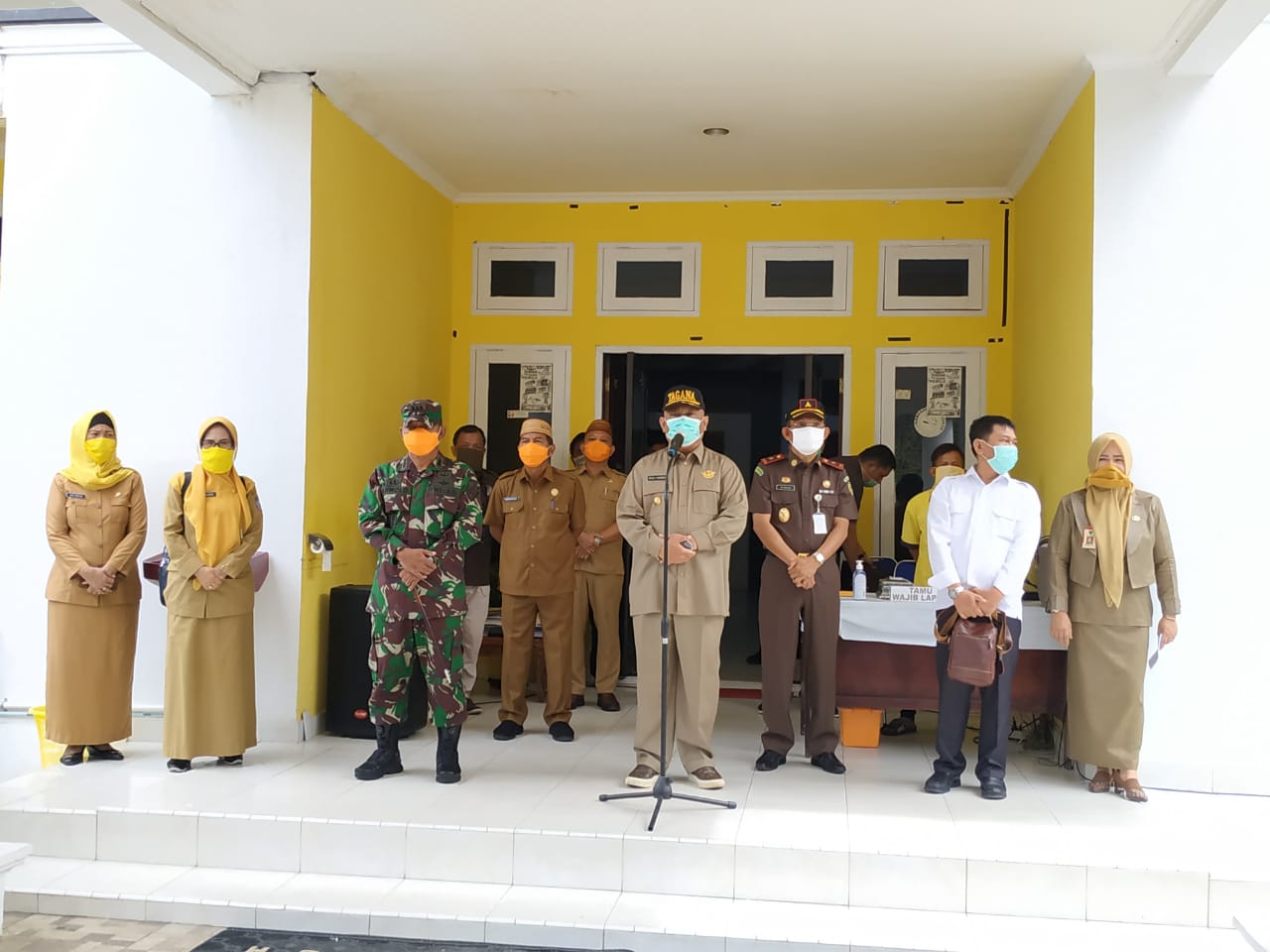 Gubernur Gorontalo Berangkatkan Tim Relawan Covid-19 – Website Resmi ...